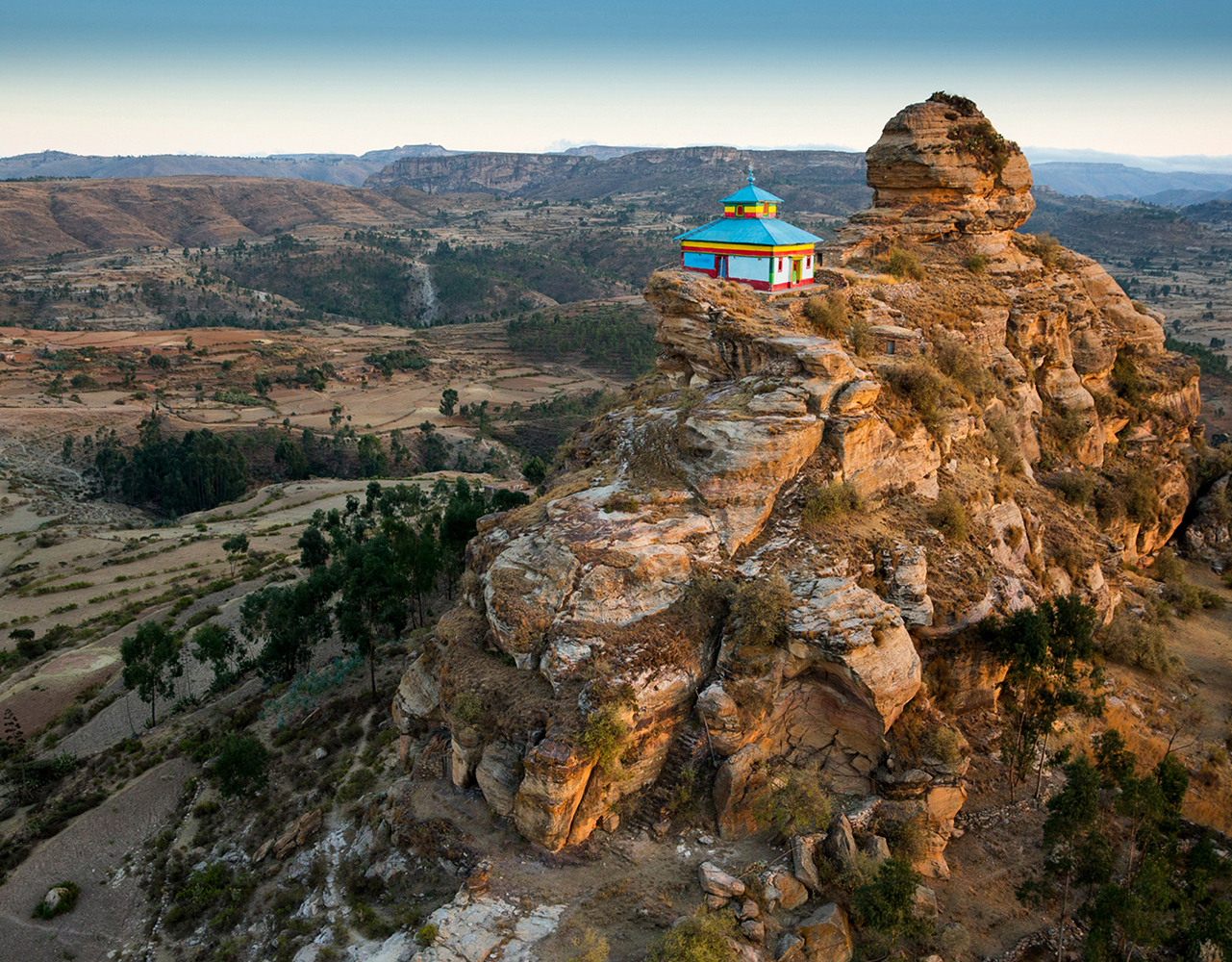 Eglise sur un piton rocheux à l'est de Hawzen, région Tigré ( - Tropicair